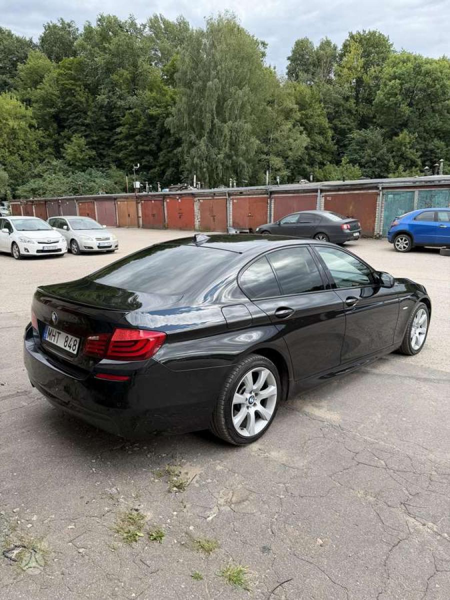Black BMW 530 2010 in Vilnius, with an engine capacity of 3.00 L and mileage of 384 thousand km for 9999 €, photo 15 on AUTOMOTO.COM.LV
