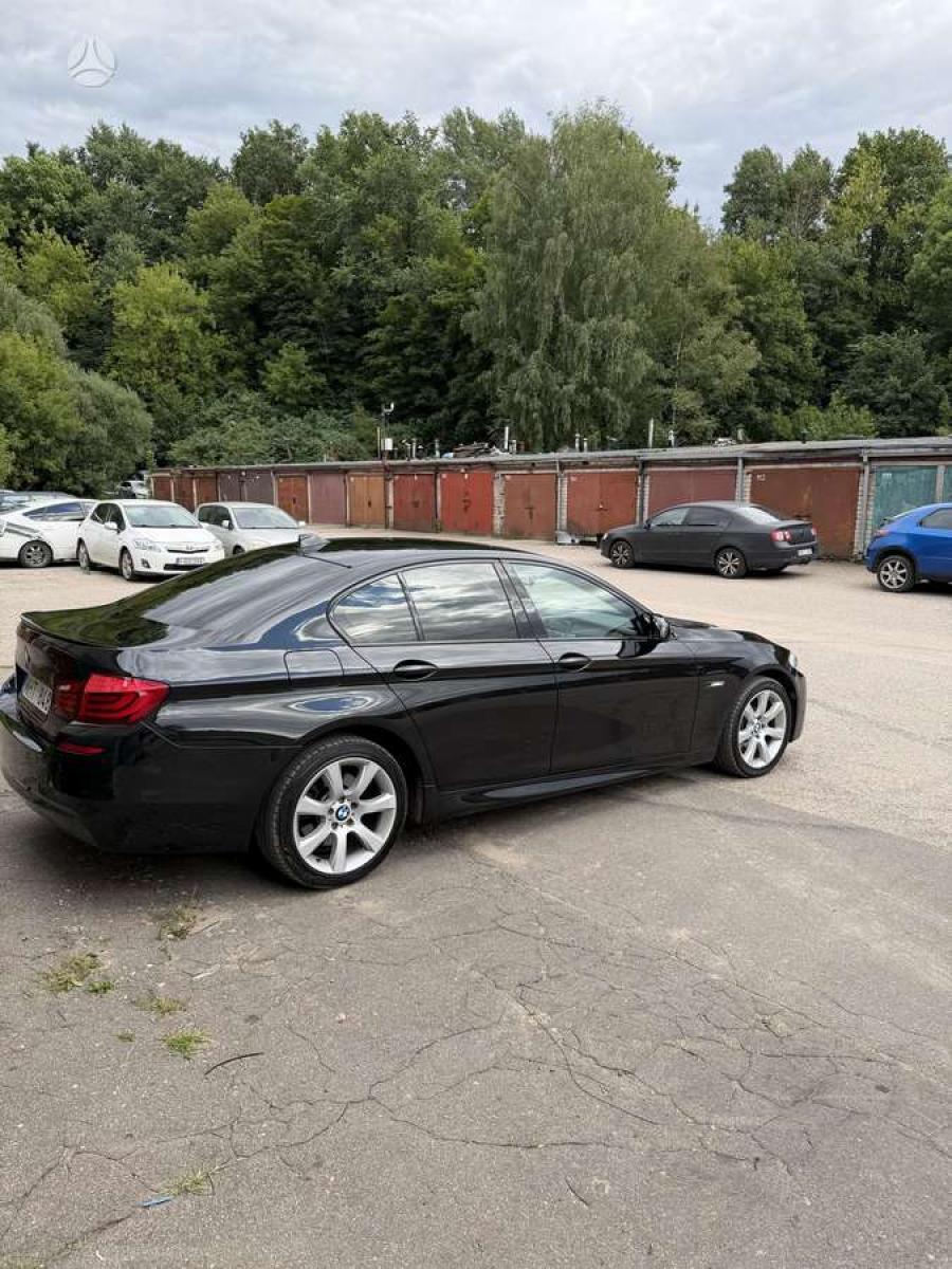 Black BMW 530 2010 in Vilnius, with an engine capacity of 3.00 L and mileage of 384 thousand km for 9999 €, photo 16 on AUTOMOTO.COM.LV
