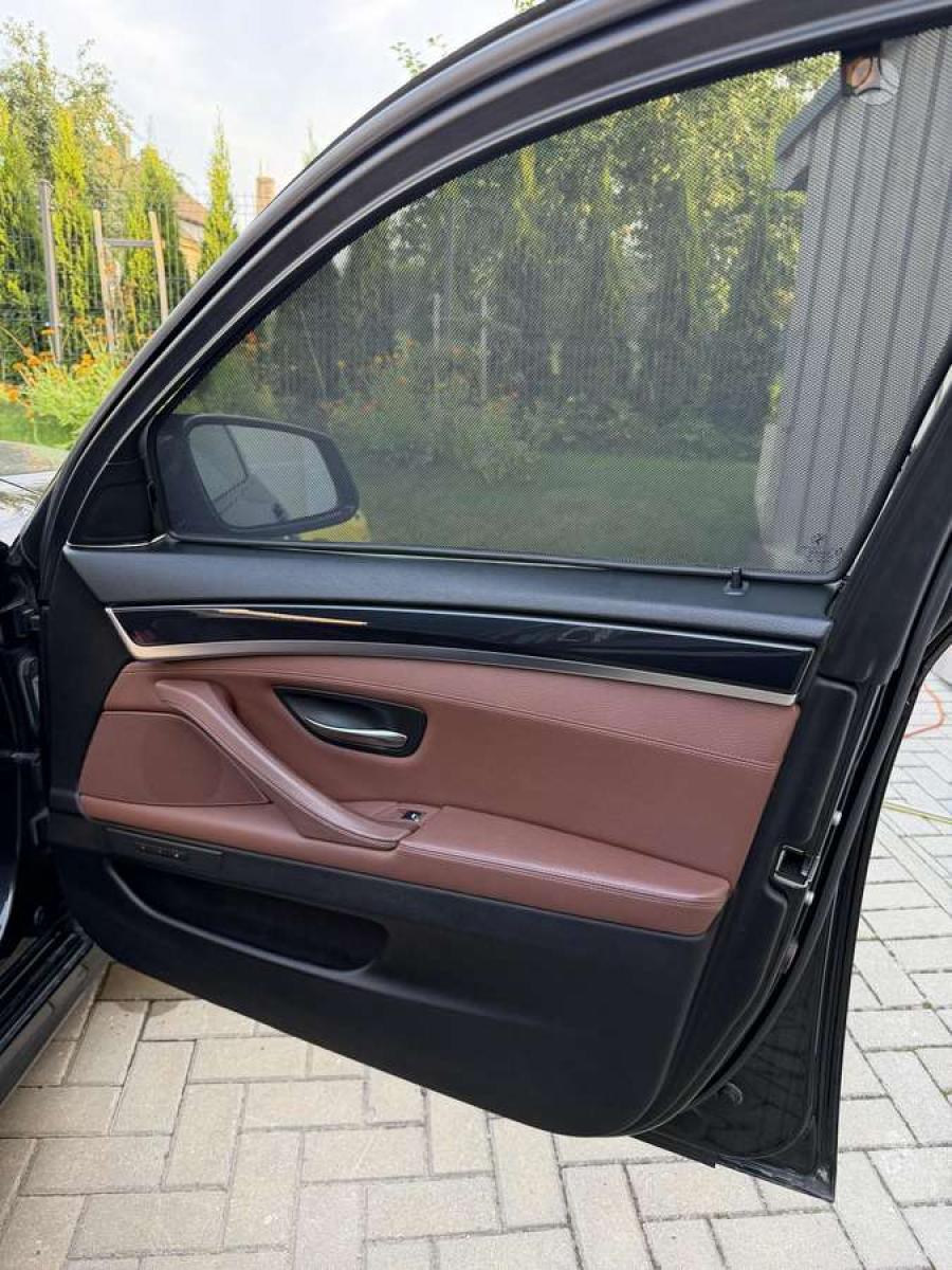Black BMW 530 2010 in Vilnius, with an engine capacity of 3.00 L and mileage of 384 thousand km for 9999 €, photo 34 on AUTOMOTO.COM.LV