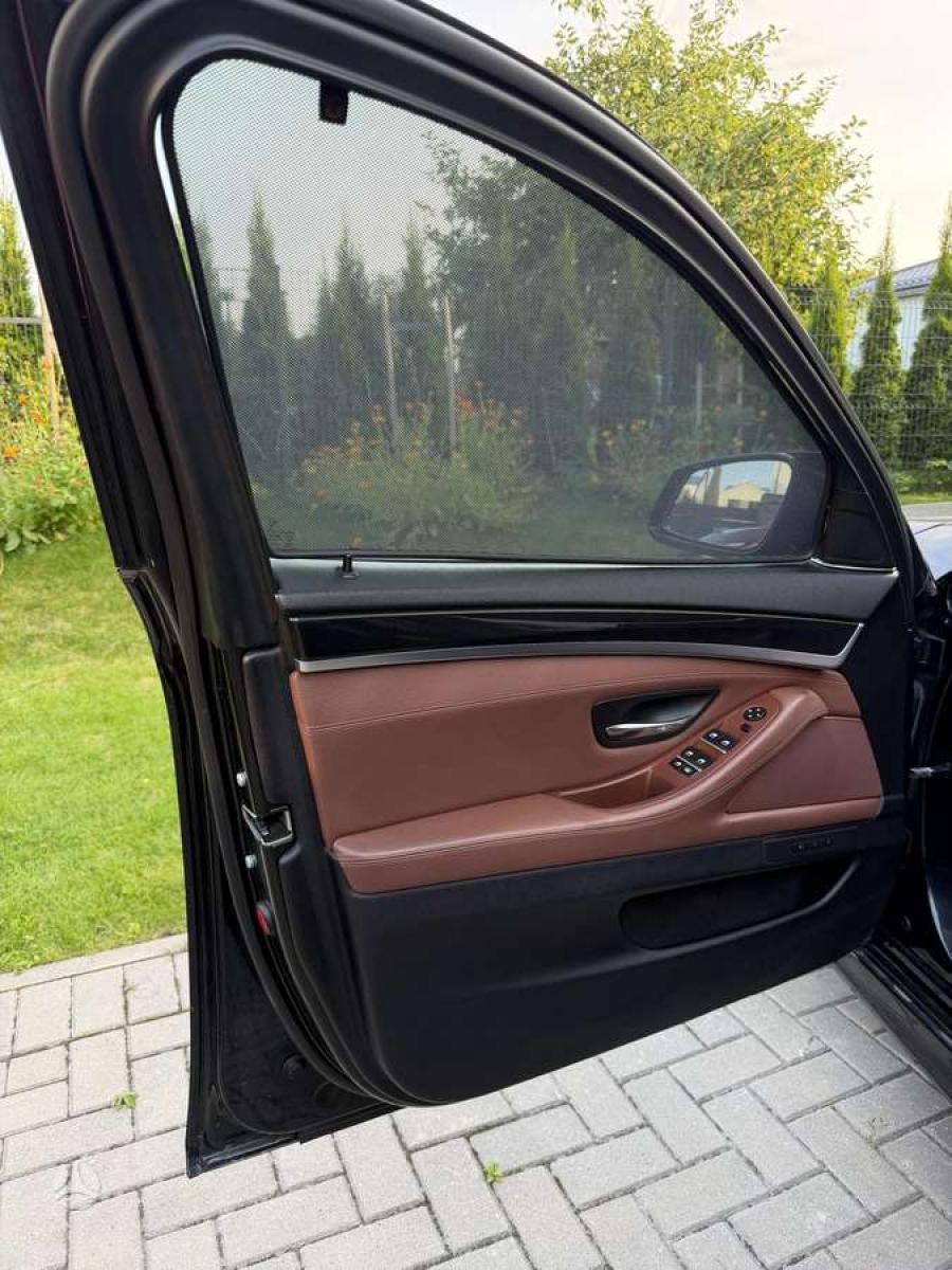Black BMW 530 2010 in Vilnius, with an engine capacity of 3.00 L and mileage of 384 thousand km for 9999 €, photo 35 on AUTOMOTO.COM.LV