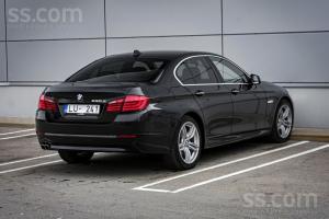 Black BMW 530 2010 in Riga, with an engine capacity of 3.00 L and mileage of 303 thousand km for 7990 €, photo 5 on AUTOMOTO.COM.LV