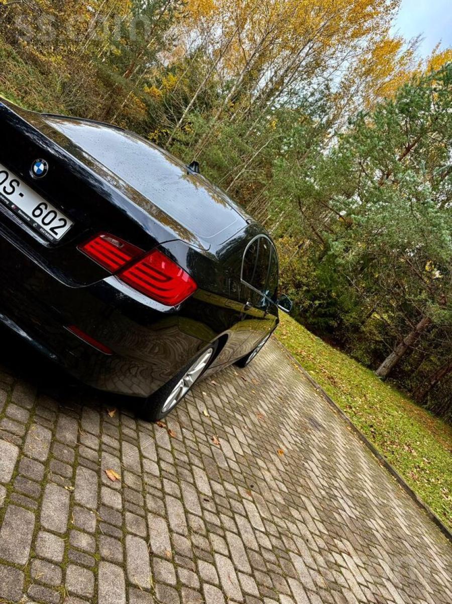 Black BMW 530 2010 in Rezekne, with an engine capacity of 3.00 L and mileage of 324 thousand km for 10800 €, photo 5 on AUTOMOTO.COM.LV