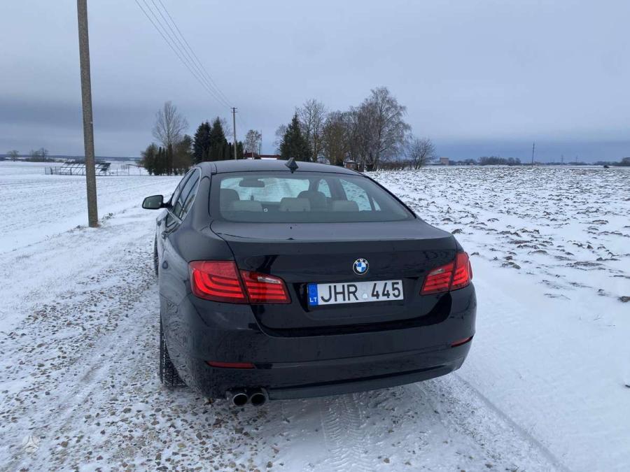 Black BMW 530 2011 in Marijampole, with an engine capacity of 2.99 L and mileage of 329 thousand km for 8700 €, photo 5 on AUTOMOTO.COM.LV