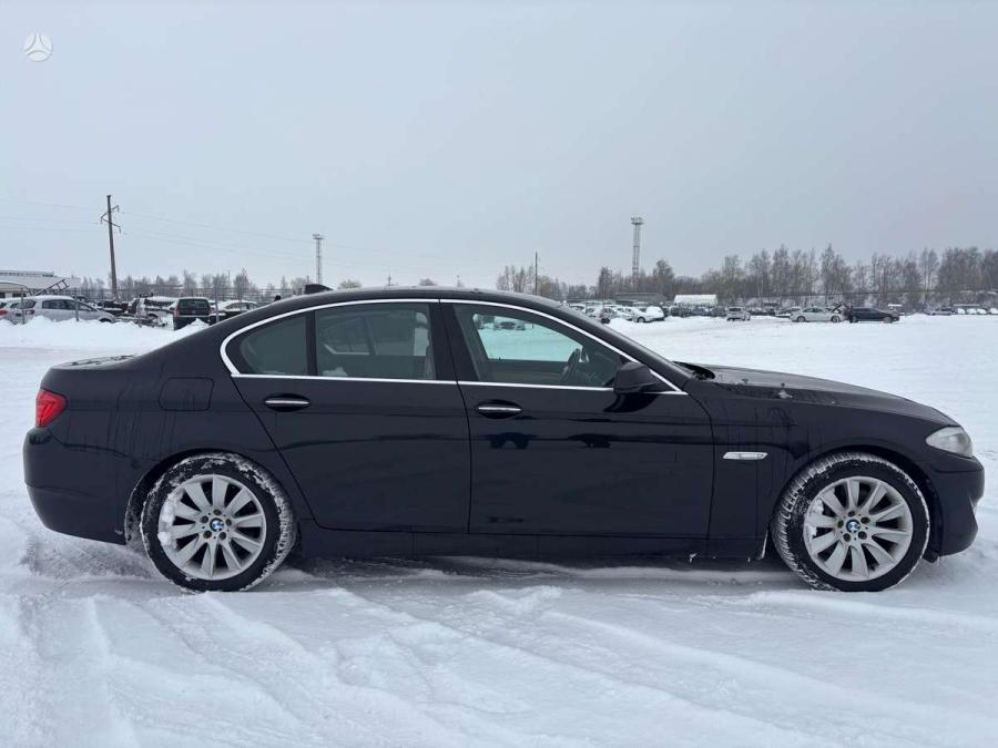 Black BMW 530 2011 in Marijampole, with an engine capacity of 2.99 L and mileage of 243 thousand km for 10200 €, photo 5 on AUTOMOTO.COM.LV