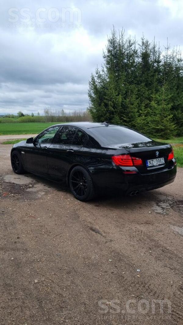 Black BMW 530 2011 in Saldus, with an engine capacity of 3.00 L and mileage of 330 thousand km for 10200 €, photo 3 on AUTOMOTO.COM.LV