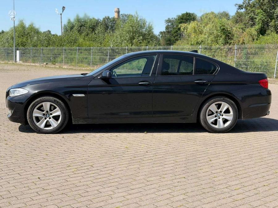 Black BMW 530 2011 in Marijampole, with an engine capacity of 3.00 L and mileage of 301 thousand km for 6100 €, photo 5 on AUTOMOTO.COM.LV