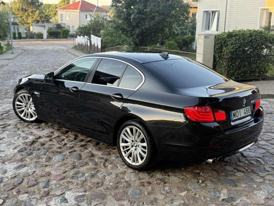 Melns BMW 530 2011 Alīta, ar dzinēja tilpumu 2.99 L un nobraukumu 340 tūkst. km par 9200 €, foto 6 vietnē AUTOMOTO.COM.LV