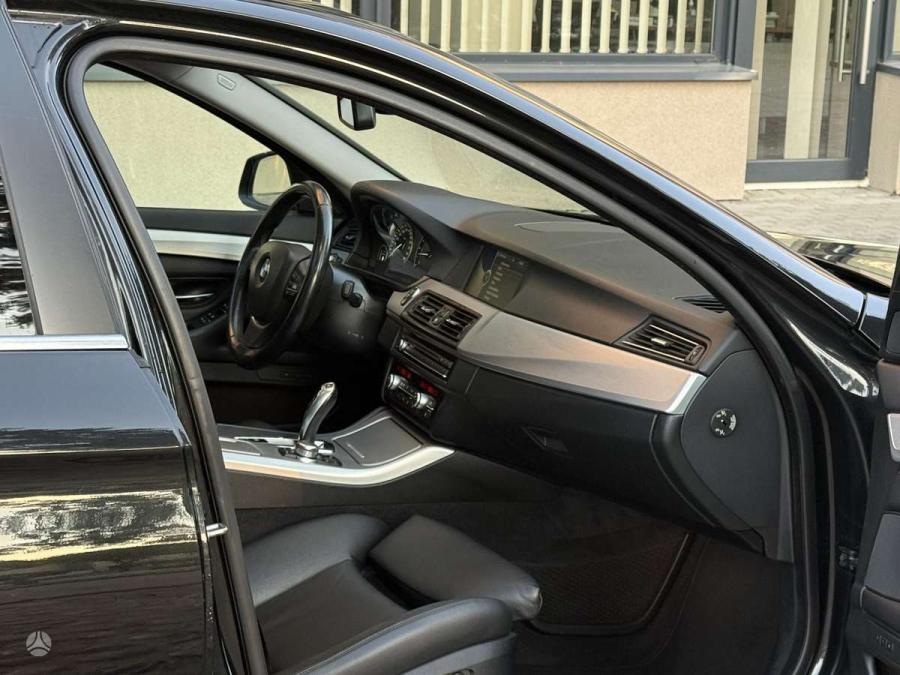 Melns BMW 530 2011 Alīta, ar dzinēja tilpumu 2.99 L un nobraukumu 340 tūkst. km par 9200 €, foto 24 vietnē AUTOMOTO.COM.LV