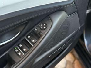 Melns BMW 530 2011 Alīta, ar dzinēja tilpumu 2.99 L un nobraukumu 340 tūkst. km par 9200 €, foto 35 vietnē AUTOMOTO.COM.LV