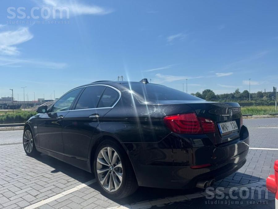 Black BMW 530 2011 in Riga, with an engine capacity of 3.00 L and mileage of 283 thousand km for 10999 €, photo 1 on AUTOMOTO.COM.LV