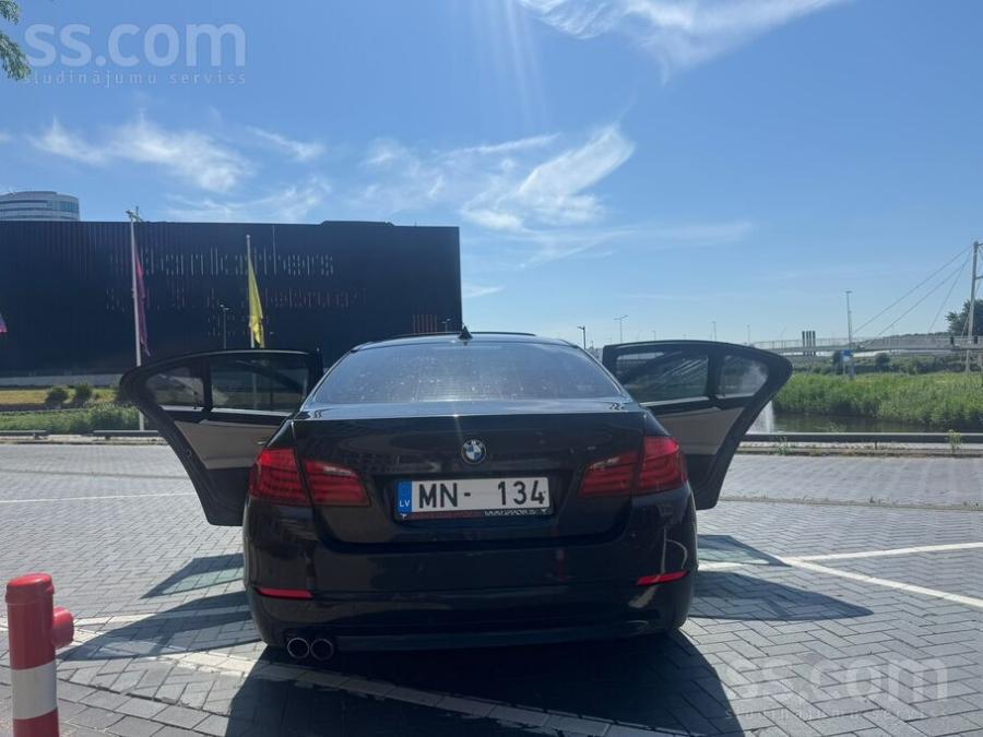 Black BMW 530 2011 in Riga, with an engine capacity of 3.00 L and mileage of 283 thousand km for 10999 €, photo 5 on AUTOMOTO.COM.LV