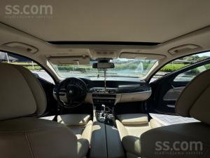 Black BMW 530 2011 in Riga, with an engine capacity of 3.00 L and mileage of 283 thousand km for 10999 €, photo 6 on AUTOMOTO.COM.LV