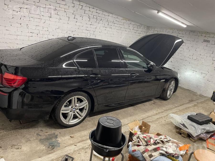 Black BMW 530 2011 in Riga, with an engine capacity of 3.00 L and mileage of 295 thousand km for 13500 €, photo 3 on AUTOMOTO.COM.LV