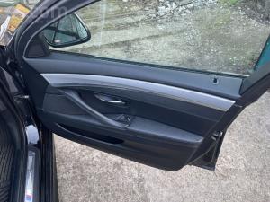 Black BMW 530 2011 in Riga, with an engine capacity of 3.00 L and mileage of 295 thousand km for 13500 €, photo 11 on AUTOMOTO.COM.LV