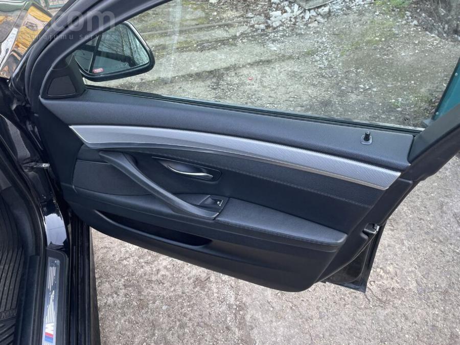 Black BMW 530 2011 in Riga, with an engine capacity of 3.00 L and mileage of 295 thousand km for 13500 €, photo 11 on AUTOMOTO.COM.LV