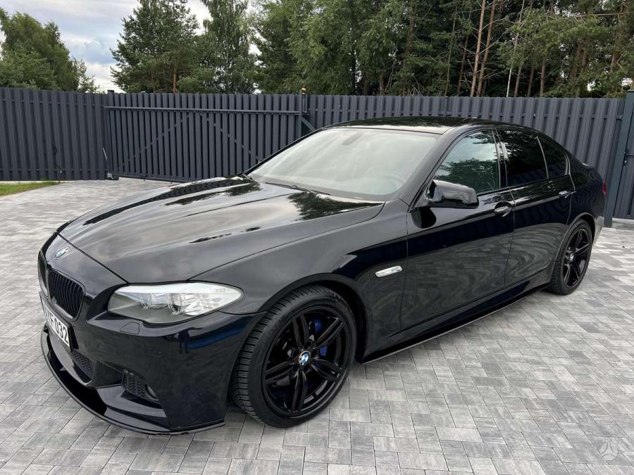 Black BMW 530 2011 in Vilnius, with an engine capacity of 2.99 L and mileage of 401 thousand km for 8800 €, photo 3 on AUTOMOTO.COM.LV