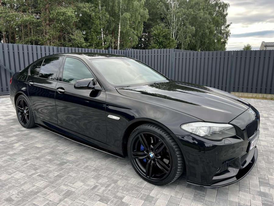 Black BMW 530 2011 in Vilnius, with an engine capacity of 2.99 L and mileage of 401 thousand km for 8800 €, photo 5 on AUTOMOTO.COM.LV