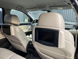 Black BMW 530 2011 in Vilnius, with an engine capacity of 2.99 L and mileage of 401 thousand km for 8800 €, photo 18 on AUTOMOTO.COM.LV