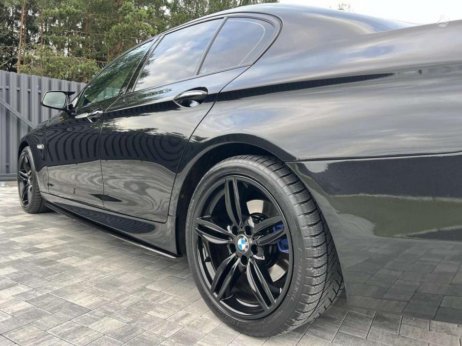 Black BMW 530 2011 in Vilnius, with an engine capacity of 2.99 L and mileage of 401 thousand km for 8800 €, photo 28 on AUTOMOTO.COM.LV