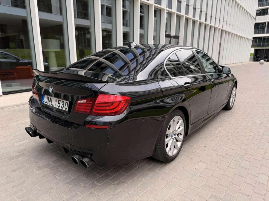 Black BMW 530 2011 in Vilnius, with an engine capacity of 2.99 L and mileage of 136 thousand km for 7300 €, photo 12 on AUTOMOTO.COM.LV