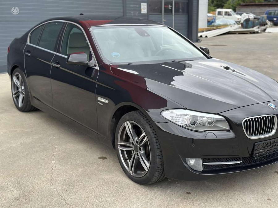Black BMW 530 2011 in Kaunas, with an engine capacity of 2.99 L and mileage of 339 thousand km for 7850 €, photo 3 on AUTOMOTO.COM.LV