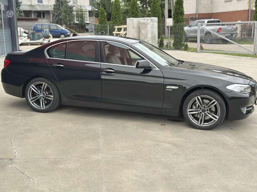 Black BMW 530 2011 in Kaunas, with an engine capacity of 2.99 L and mileage of 339 thousand km for 7850 €, photo 5 on AUTOMOTO.COM.LV