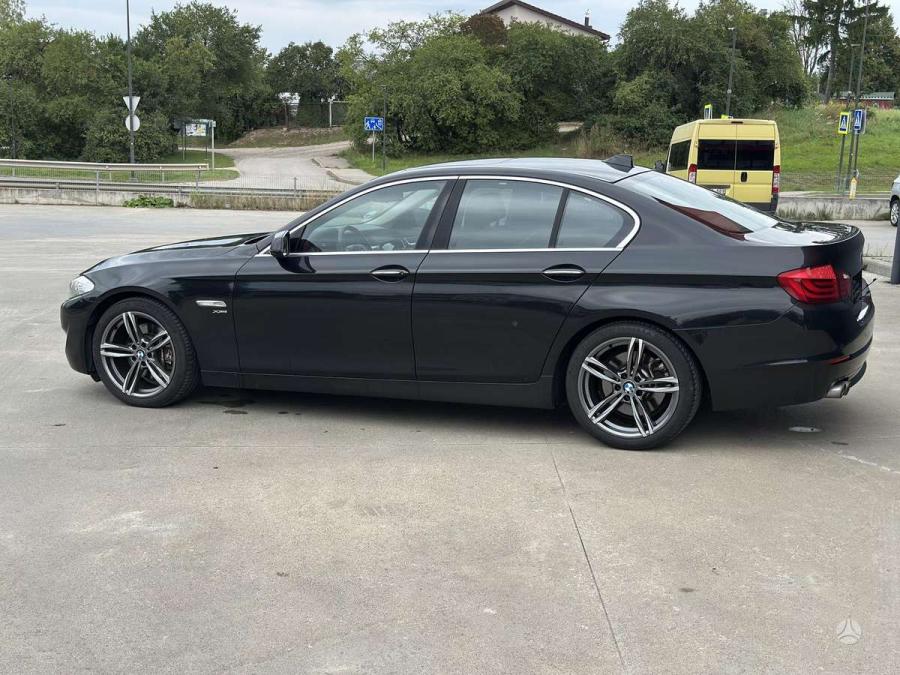 Black BMW 530 2011 in Kaunas, with an engine capacity of 2.99 L and mileage of 339 thousand km for 7850 €, photo 6 on AUTOMOTO.COM.LV