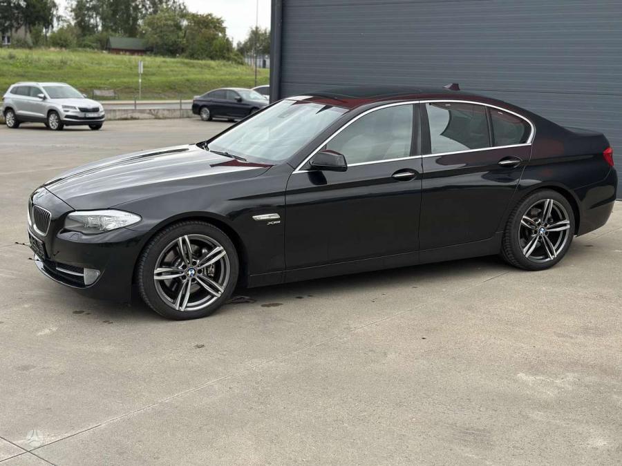 Black BMW 530 2011 in Kaunas, with an engine capacity of 2.99 L and mileage of 339 thousand km for 7850 €, photo 7 on AUTOMOTO.COM.LV