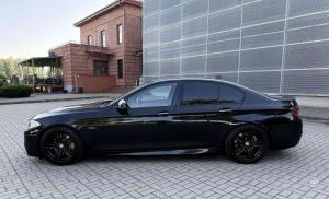 Black BMW 530 2011 in Marijampole, with an engine capacity of 2.99 L and mileage of 306 thousand km for 9400 €, photo 7 on AUTOMOTO.COM.LV