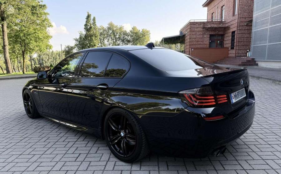 Black BMW 530 2011 in Marijampole, with an engine capacity of 2.99 L and mileage of 306 thousand km for 9400 €, photo 12 on AUTOMOTO.COM.LV