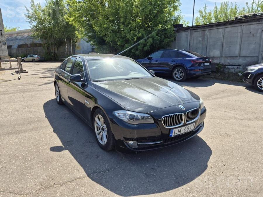 Black BMW 530 2012 in Riga, with an engine capacity of 3.00 L and mileage of 294 thousand km for 9490 €, photo 3 on AUTOMOTO.COM.LV