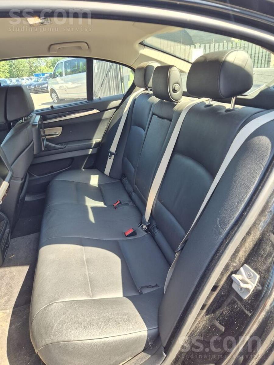 Black BMW 530 2012 in Riga, with an engine capacity of 3.00 L and mileage of 294 thousand km for 9490 €, photo 13 on AUTOMOTO.COM.LV