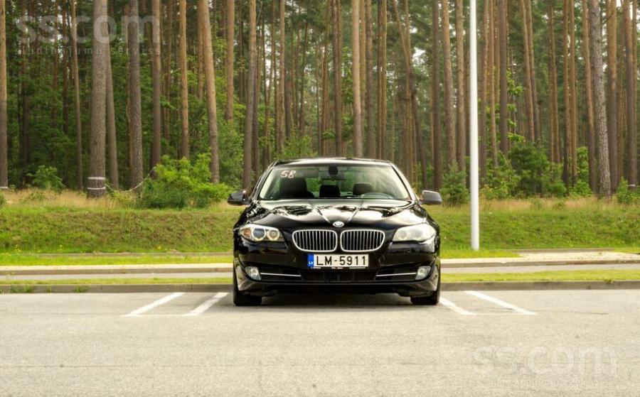 Black BMW 530 2012 in Riga, with an engine capacity of 3.00 L and mileage of 294 thousand km for 8590 €, photo 4 on AUTOMOTO.COM.LV