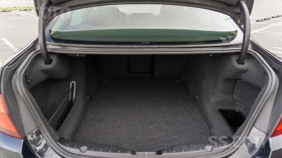 Black BMW 530 2012 in Riga, with an engine capacity of 3.00 L and mileage of 294 thousand km for 8590 €, photo 24 on AUTOMOTO.COM.LV