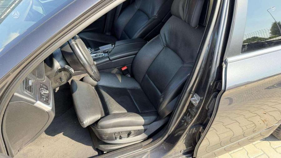 Black BMW 530 2012 in Vilnius, with an engine capacity of 2.99 L and mileage of 342 thousand km for 7300 €, photo 11 on AUTOMOTO.COM.LV