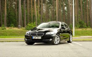 Black BMW 530 2012 in Riga, with an engine capacity of 3.00 L and mileage of 294 thousand km for 7590 €, photo 1 on AUTOMOTO.COM.LV