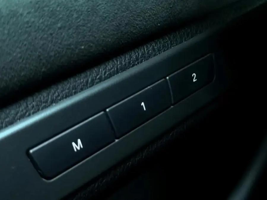 Black BMW 530 2013 in Riga, with an engine capacity of 3.00 L and mileage of 260 thousand km for 11700 €, photo 14 on AUTOMOTO.COM.LV