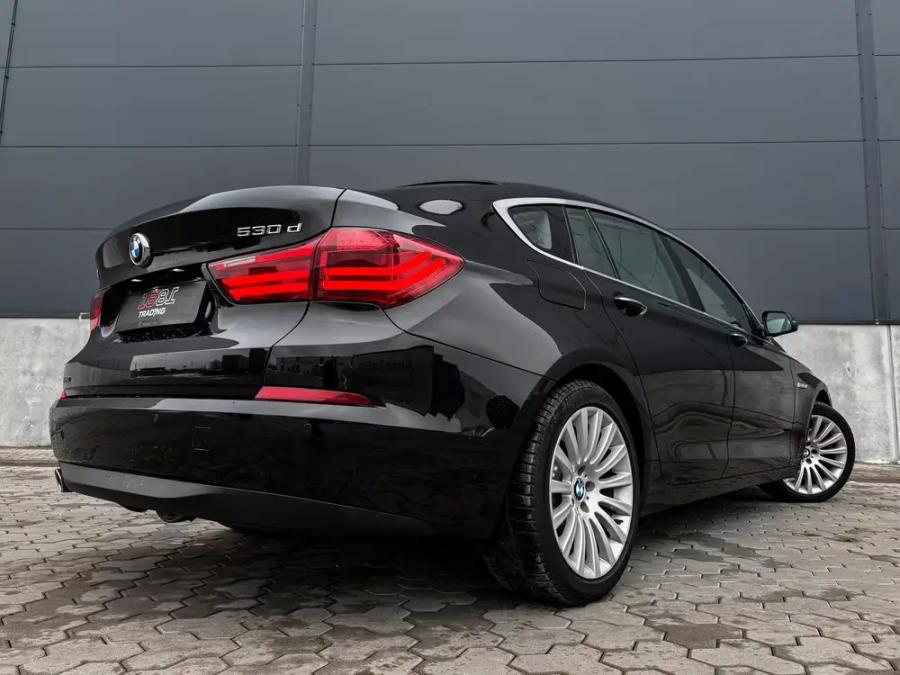 Black BMW 530 2015 in Riga, with an engine capacity of 3.00 L and mileage of 210 thousand km for 100 €, photo 4 on AUTOMOTO.COM.LV