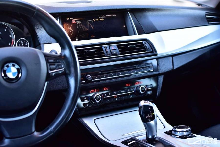 Black BMW 530 2016 in Kretinga, with an engine capacity of 3.00 L and mileage of 290 thousand km for 12750 €, photo 28 on AUTOMOTO.COM.LV