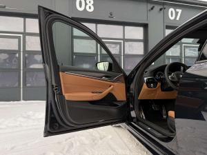Black BMW 530 2017 in Siauliai, with an engine capacity of 2.99 L and mileage of 240 thousand km for 22990 €, photo 13 on AUTOMOTO.COM.LV