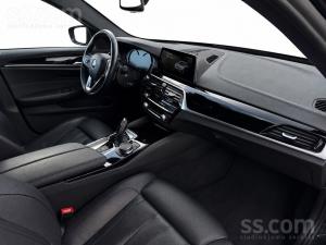 Black BMW 530 2017 in Riga, with an engine capacity of 2.00 L and mileage of 225 thousand km for 15990 €, photo 10 on AUTOMOTO.COM.LV