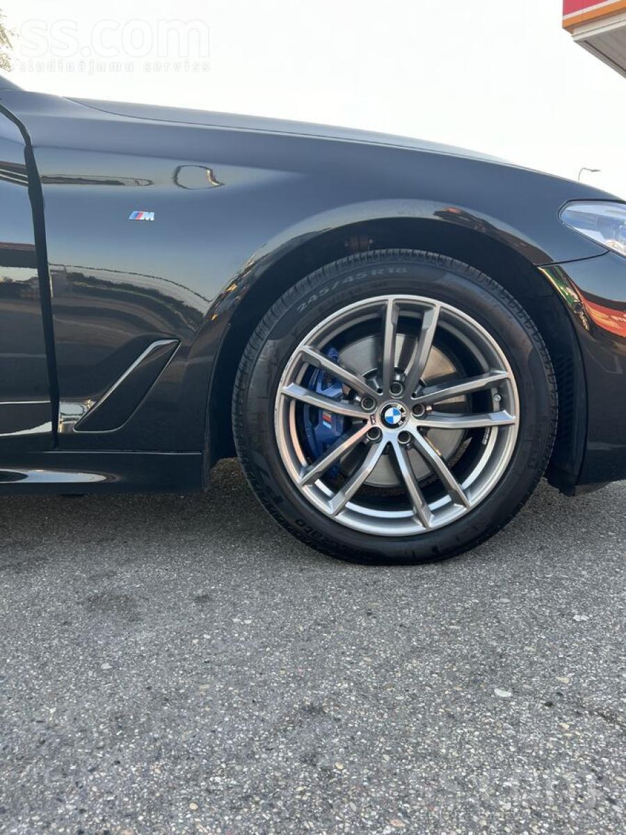 Black BMW 530 2017 in Riga, with an engine capacity of 3.00 L and mileage of 144 thousand km for 23800 €, photo 4 on AUTOMOTO.COM.LV