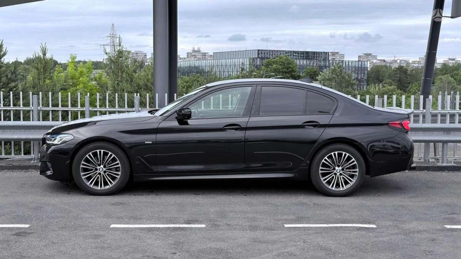 Black BMW 530 2017 in Vilnius, with an engine capacity of 2.99 L and mileage of 190 thousand km for 22700 €, photo 3 on AUTOMOTO.COM.LV