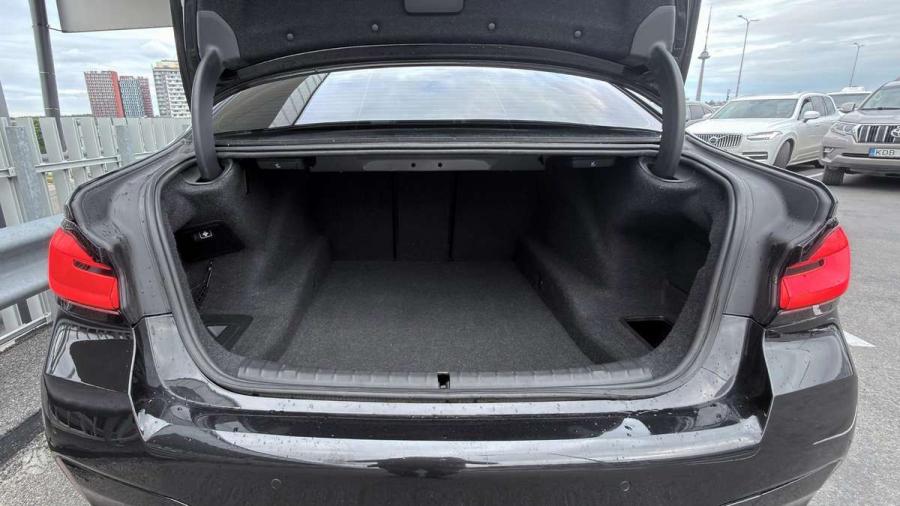 Black BMW 530 2017 in Vilnius, with an engine capacity of 2.99 L and mileage of 190 thousand km for 22700 €, photo 30 on AUTOMOTO.COM.LV