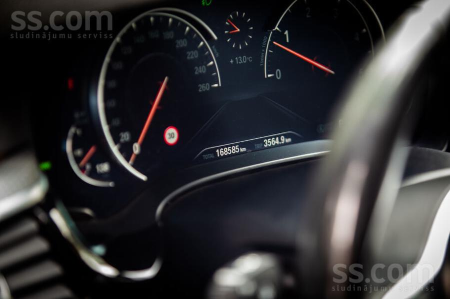 Black BMW 530 2017 in Bauska, with an engine capacity of 3.00 L and mileage of 169 thousand km for 24900 €, photo 6 on AUTOMOTO.COM.LV