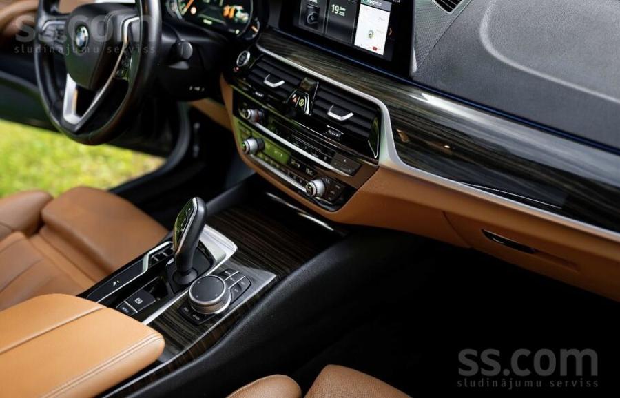 Black BMW 530 2017 in Riga, with an engine capacity of 3.00 L and mileage of 233 thousand km for 23900 €, photo 5 on AUTOMOTO.COM.LV