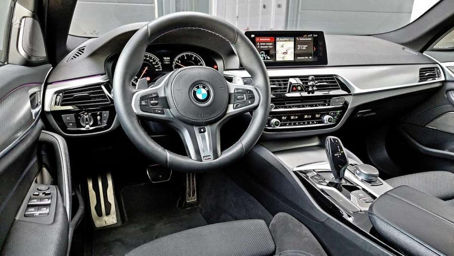 Black BMW 530 2017 in Vilnius, with an engine capacity of 3.00 L and mileage of 144 thousand km for 27200 €, photo 29 on AUTOMOTO.COM.LV