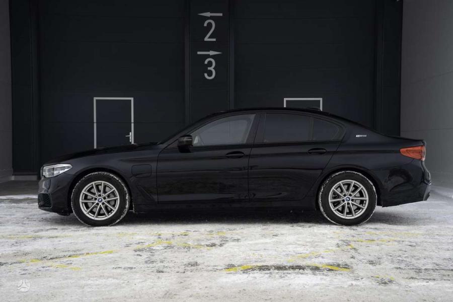 Black BMW 530 2018 in Vilnius, with an engine capacity of 2.00 L and mileage of 115 thousand km for 21900 €, photo 4 on AUTOMOTO.COM.LV
