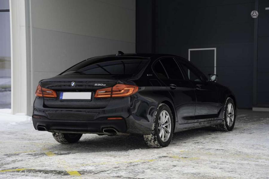 Black BMW 530 2018 in Vilnius, with an engine capacity of 2.00 L and mileage of 115 thousand km for 21900 €, photo 7 on AUTOMOTO.COM.LV