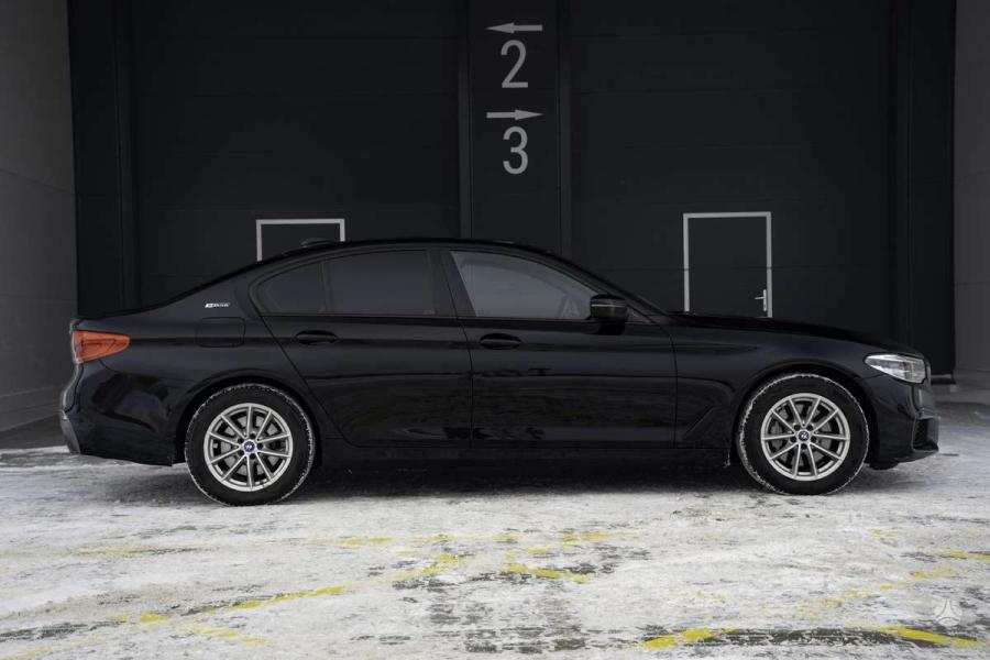 Black BMW 530 2018 in Vilnius, with an engine capacity of 2.00 L and mileage of 115 thousand km for 21900 €, photo 8 on AUTOMOTO.COM.LV